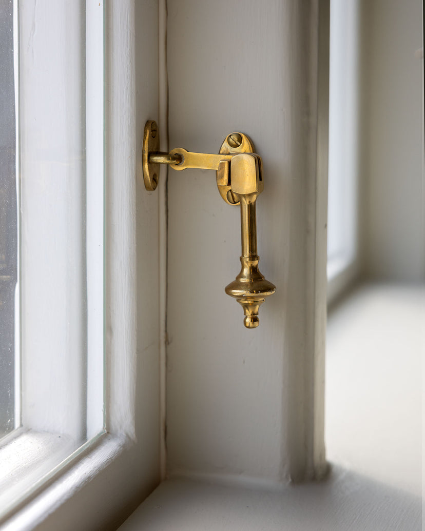 Sekelskifte - Classic window knob, Næsman 1332 brass, early 1900s